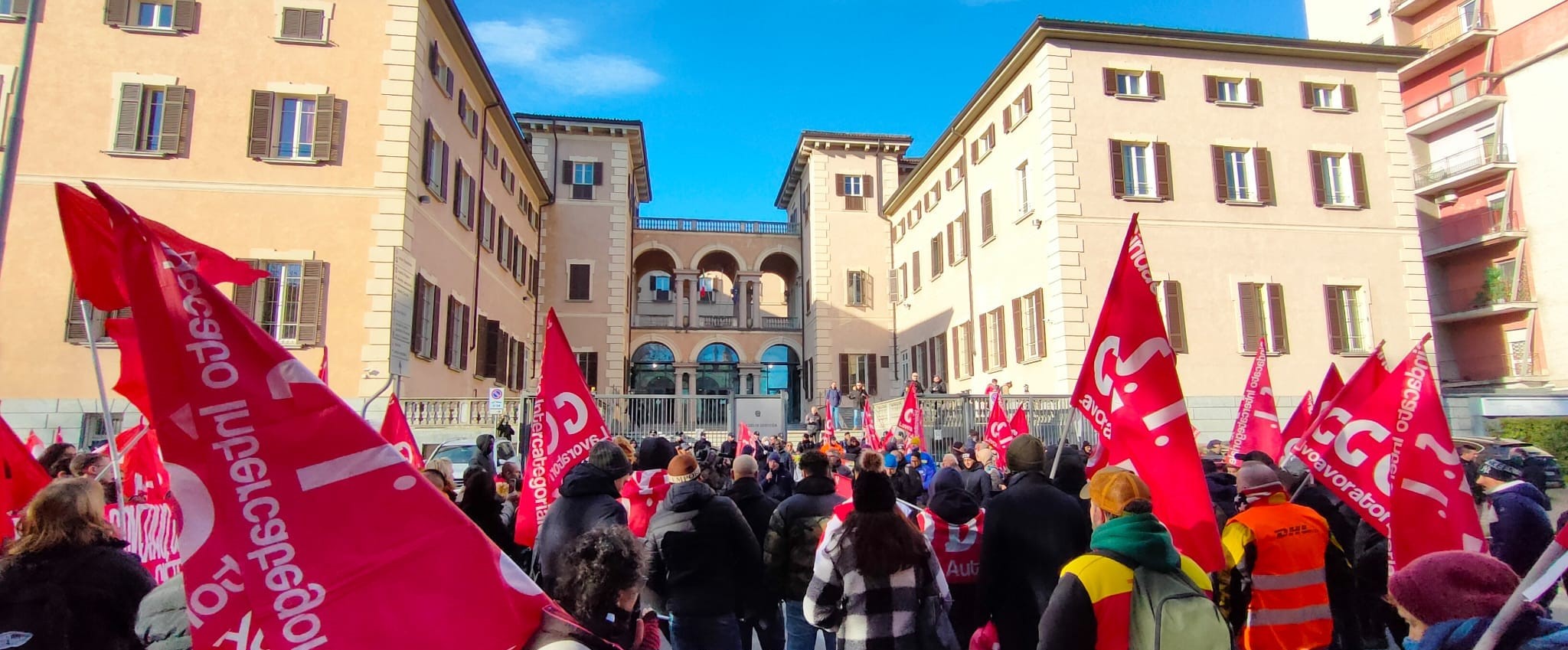 [ITALIA] Centinaia di lavoratori fuori dal tribunale di Novara ...